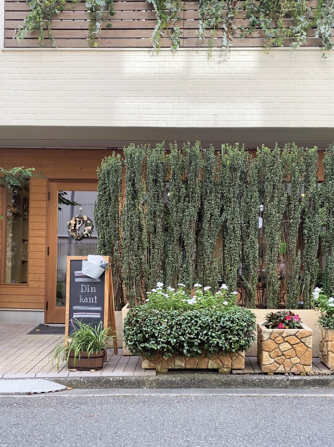 外観を覆う"スカイペンシル" | たまプラーザの美容院・美容室 Din kant【ディンカント】